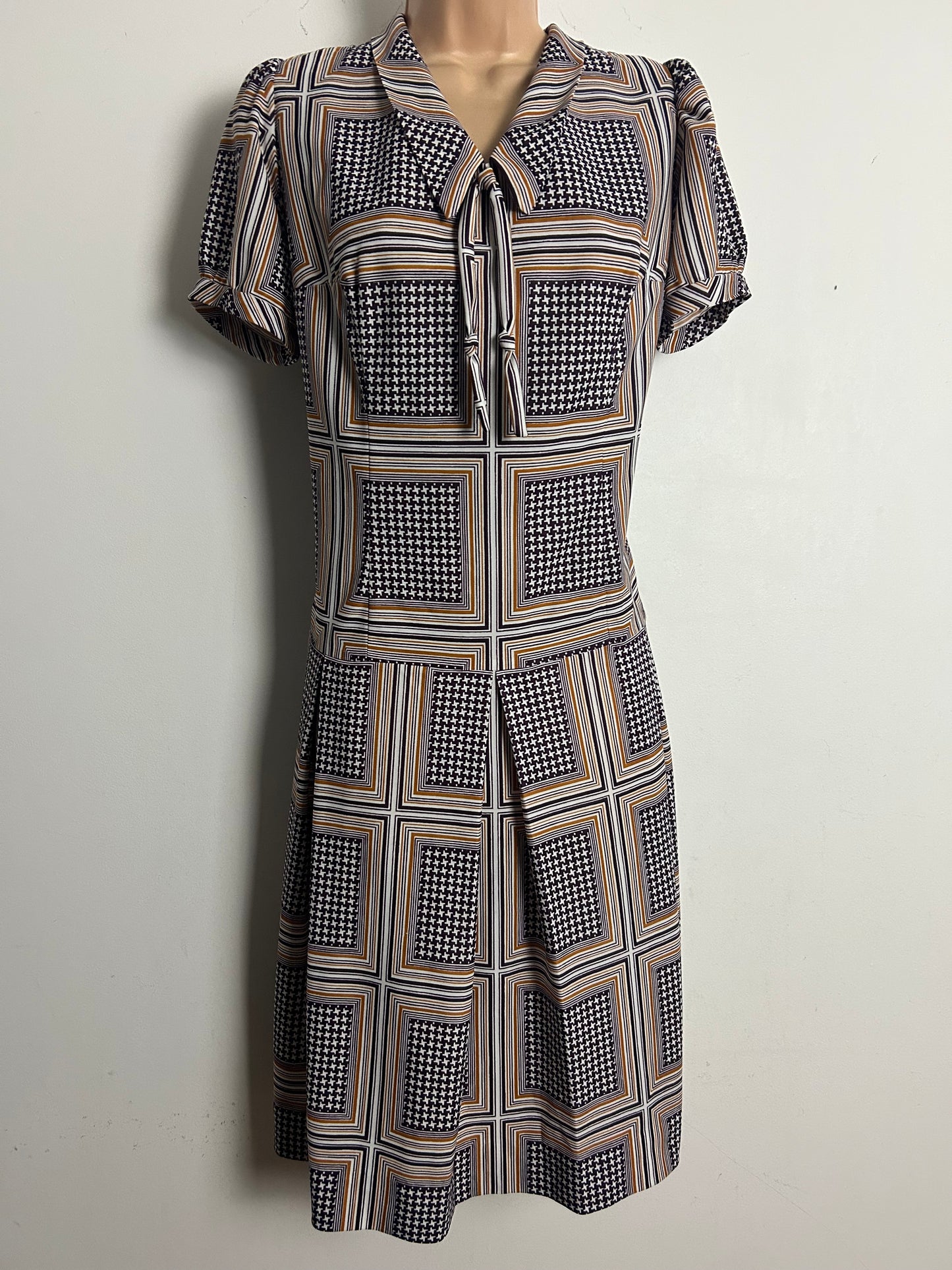 Vintage 1970s Size 12-14 Maroon Tan Brown & White Dogtooth Check Short ...