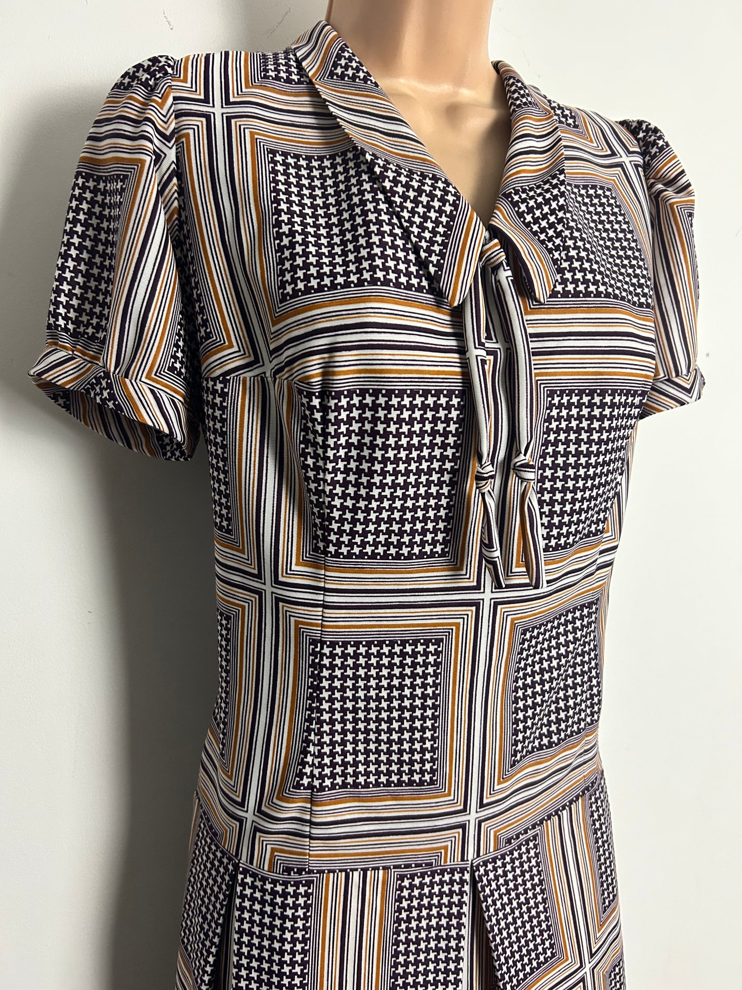 Vintage 1970s Size 12-14 Maroon Tan Brown & White Dogtooth Check Short ...