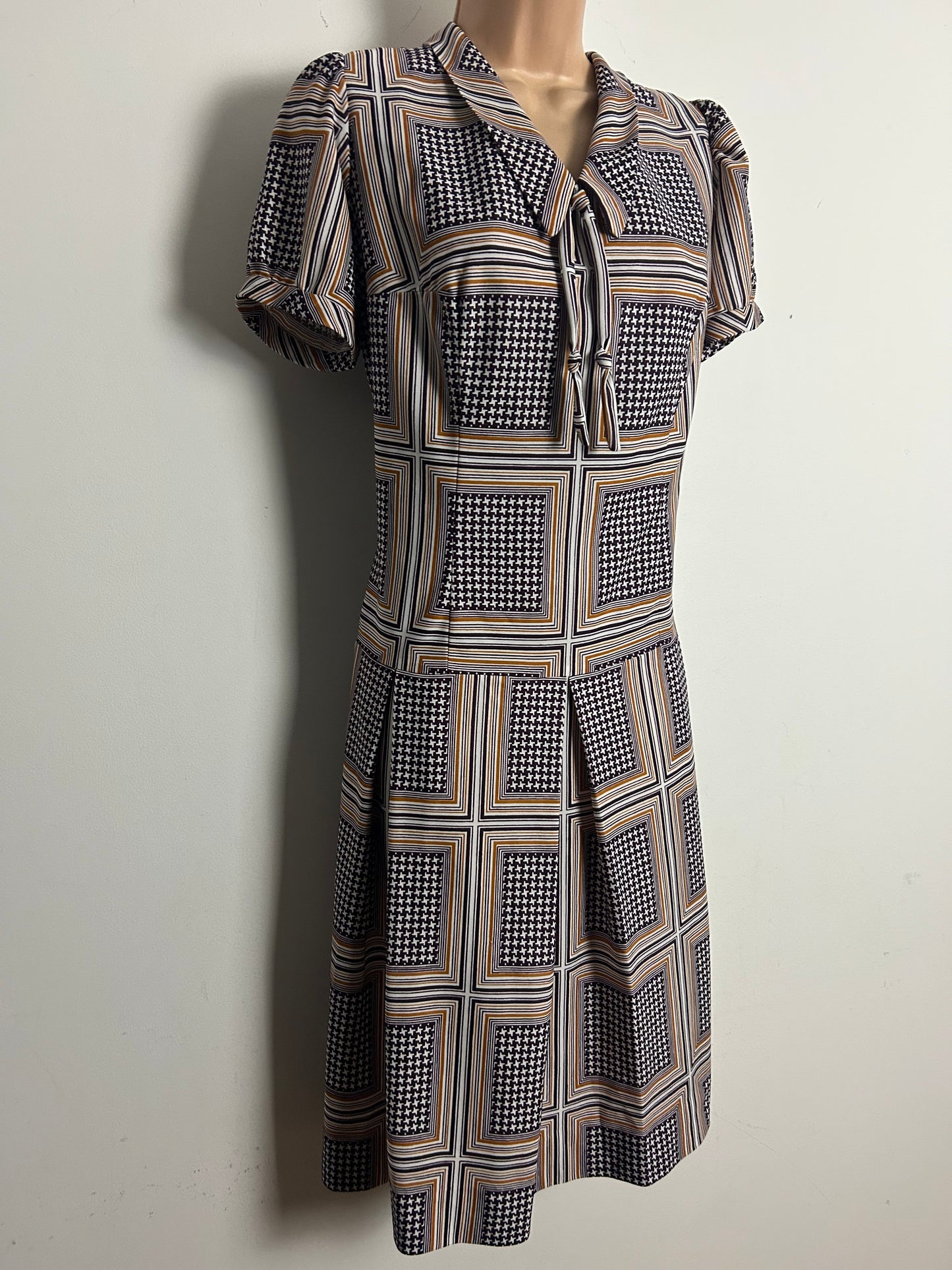 Vintage 1970s Size 12-14 Maroon Tan Brown & White Dogtooth Check Short ...